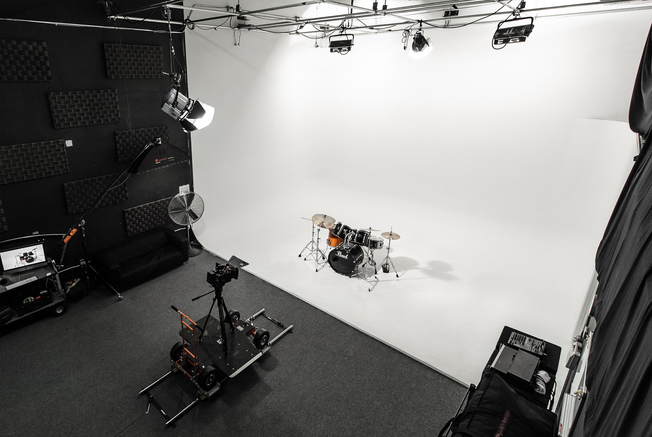 WeMakeVideos - What is a White Cyclorama (Infinity Wall)?